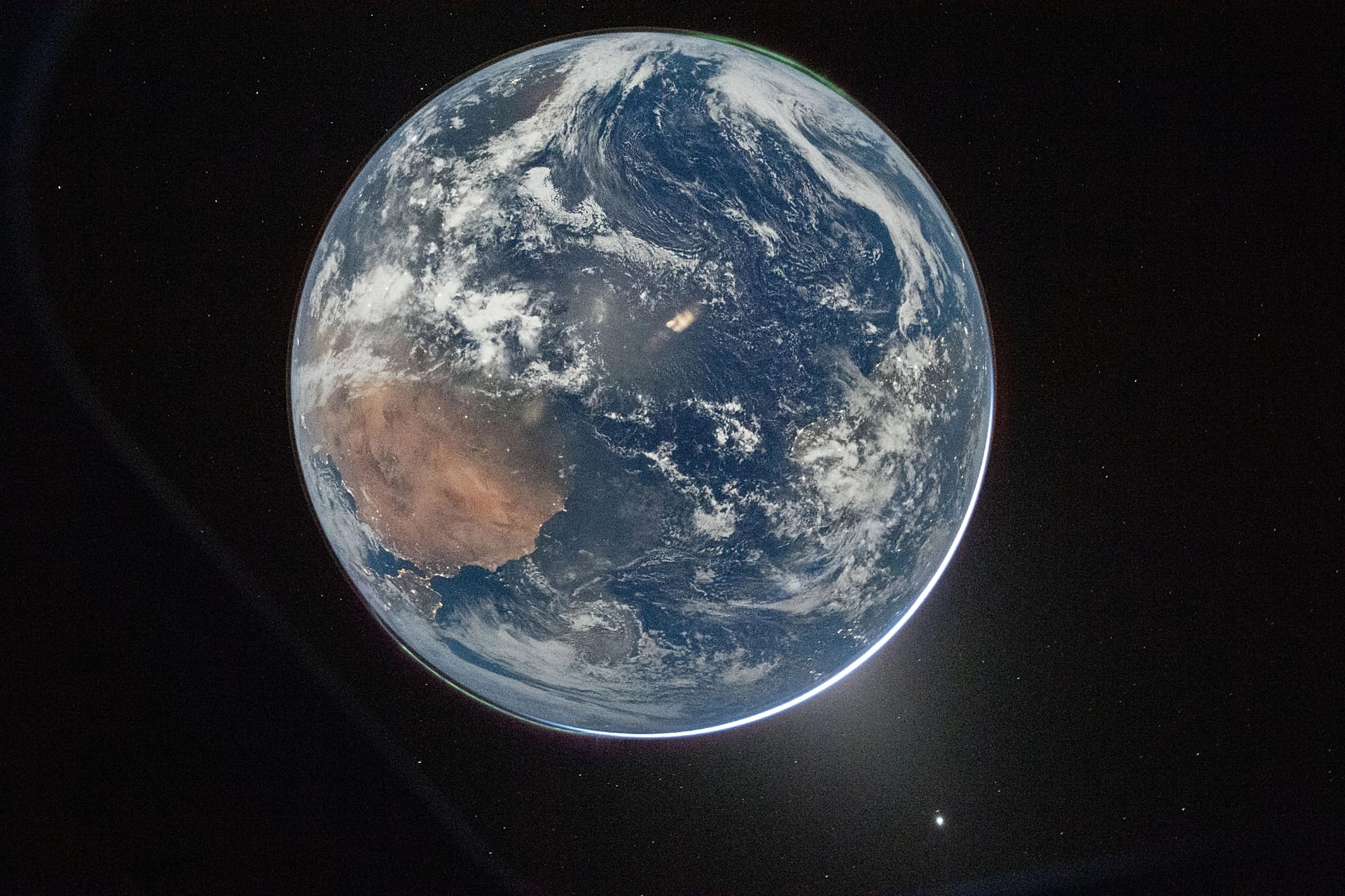 The most awe-inspiring photographs from NASA’s Artemis II mission so ...