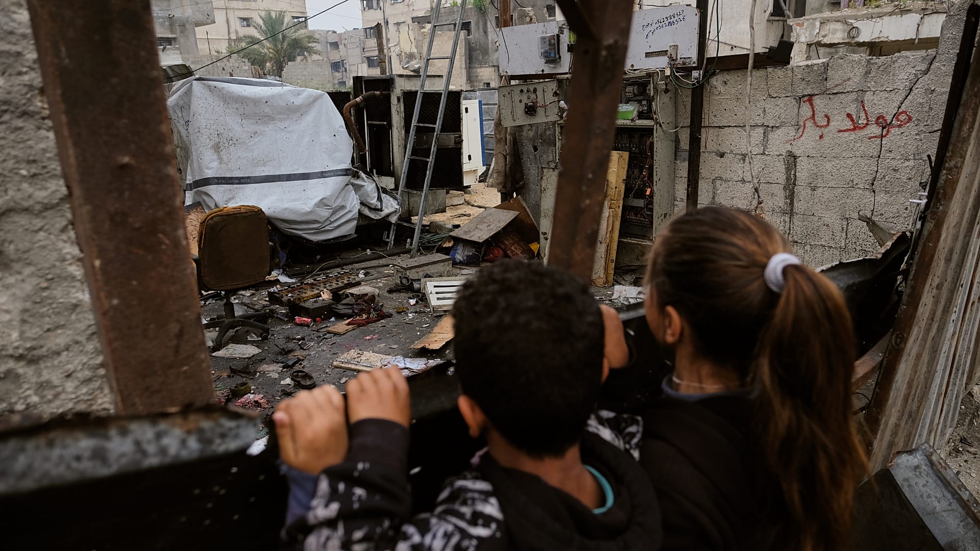 Vídeo. Israel lança ataques mortais a campo de Al-Shati e hospital Al ...