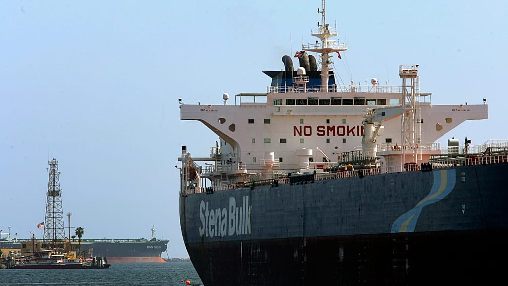 Oil prices drop over 10% after Iran declares the Strait of Hormuz ...