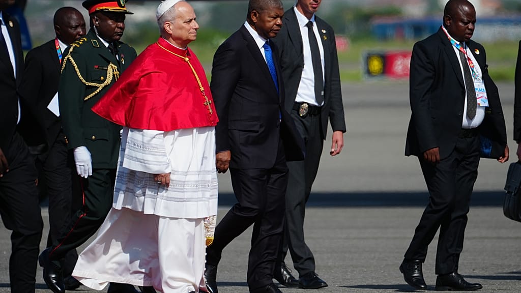 Pope Leo XIV arrives in Angola, third stop on Africa tour | Africanews