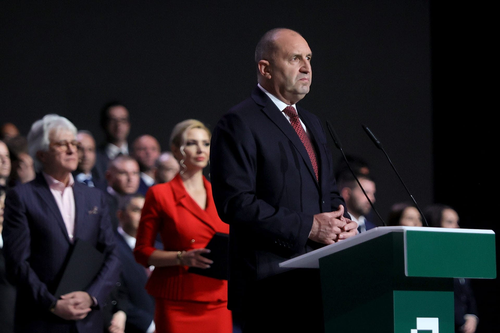 Bulgaria, exit poll: l'ex presidente Radev ampiamente in vantaggio ...