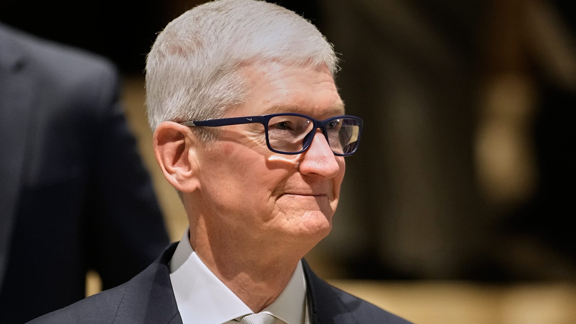 Tim Cook names successor as he steps down as Apple CEO | Euronews