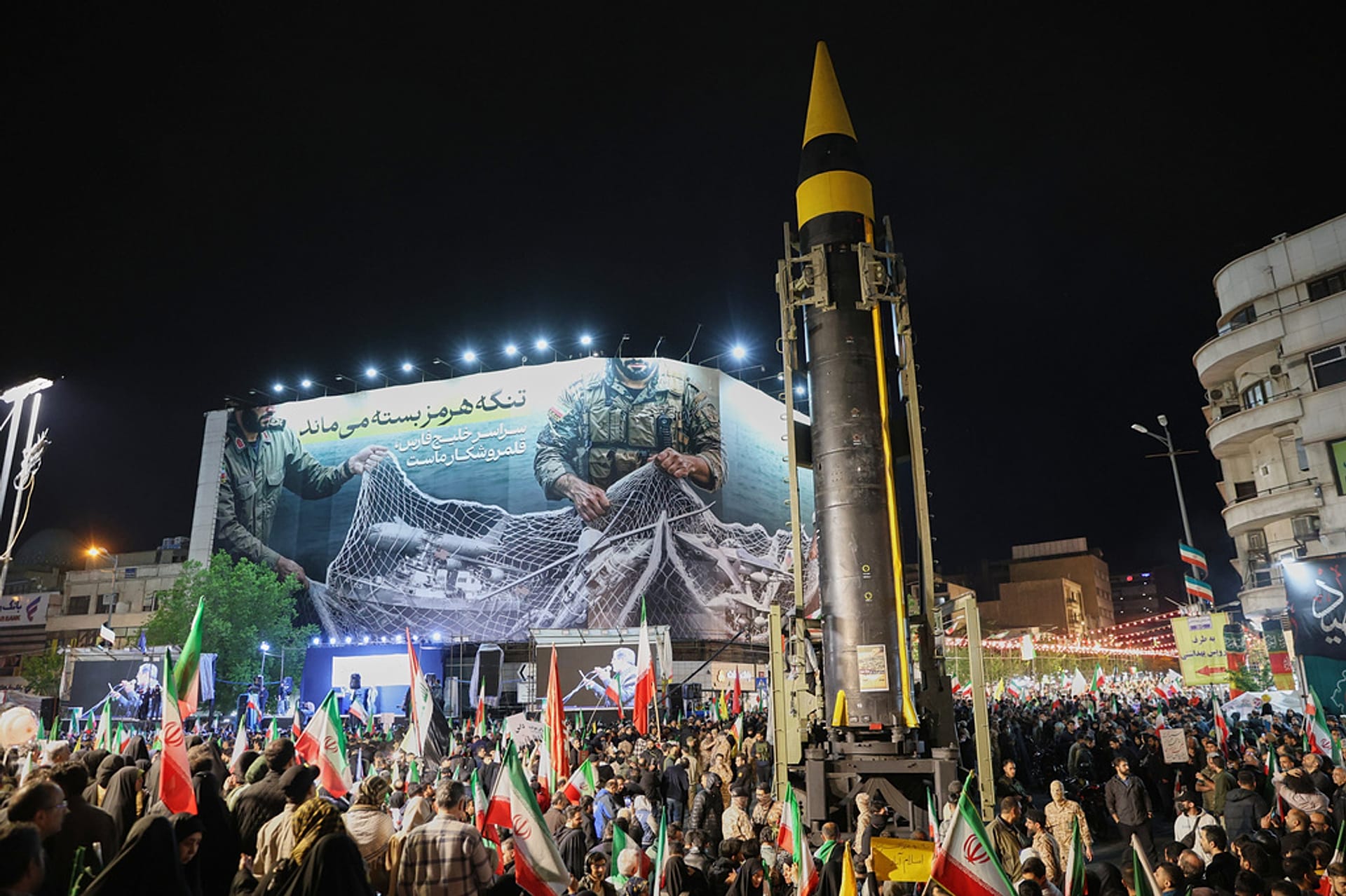 Iran beschießt drei Schiffe in der Straße von Hormus – USA halten ...