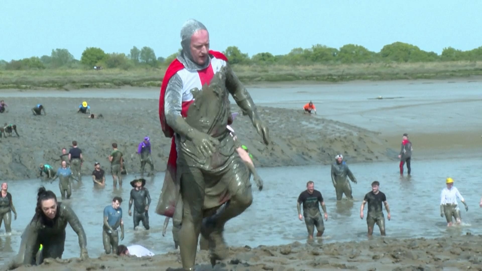 Video. Runners battle mud at annual UK charity race | Euronews