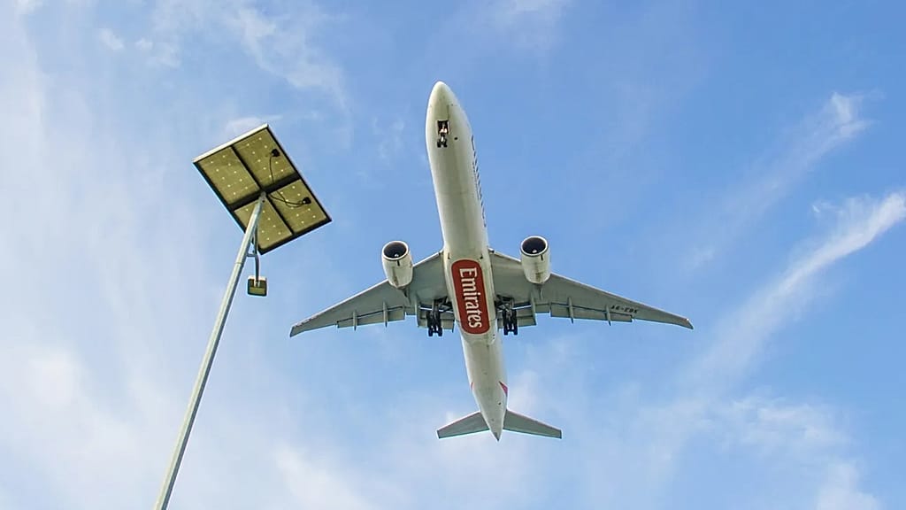 Emirados Árabes Unidos reabrem totalmente espaço aéreo após meses de ...