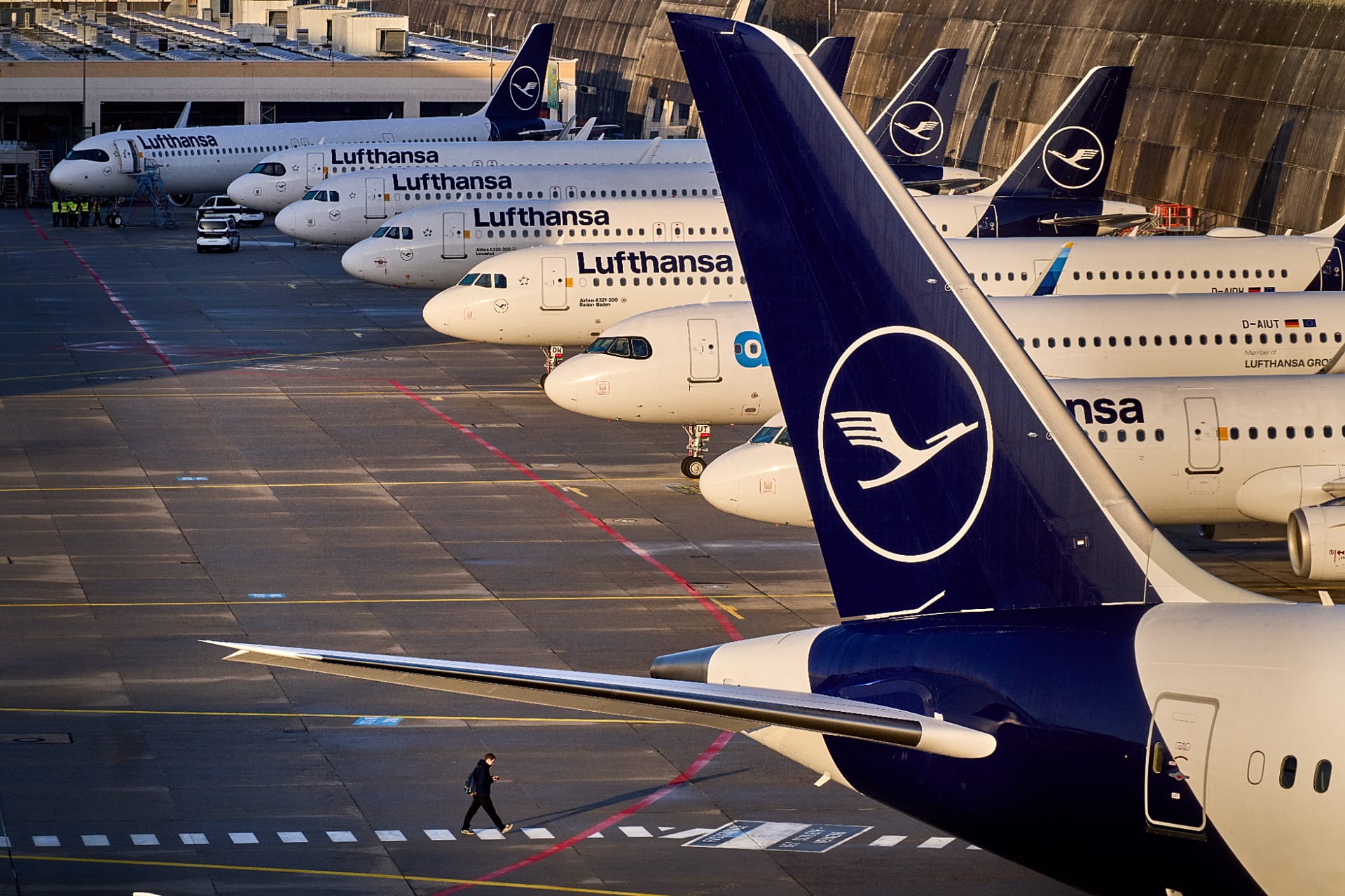 Lufthansa z rekordowymi przychodami, ale wojna Iranu podbije koszty ...