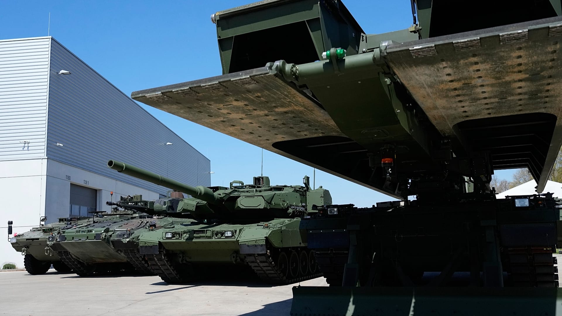 Kampf um den Leopard-Panzer: Deutscher Staat steigt groß bei KNDS ein ...
