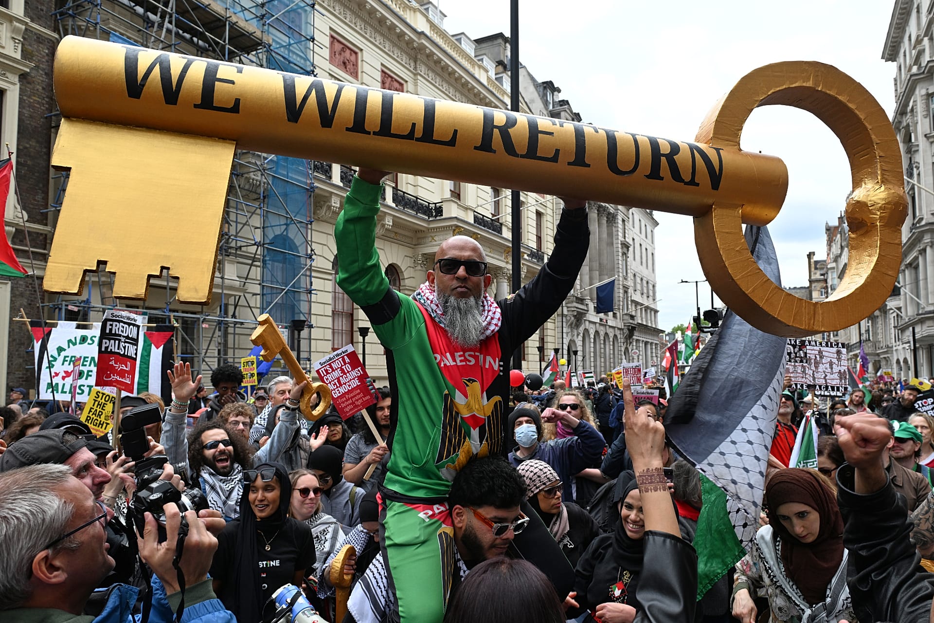 London police out in force as tens of thousands attend rival rallies ...