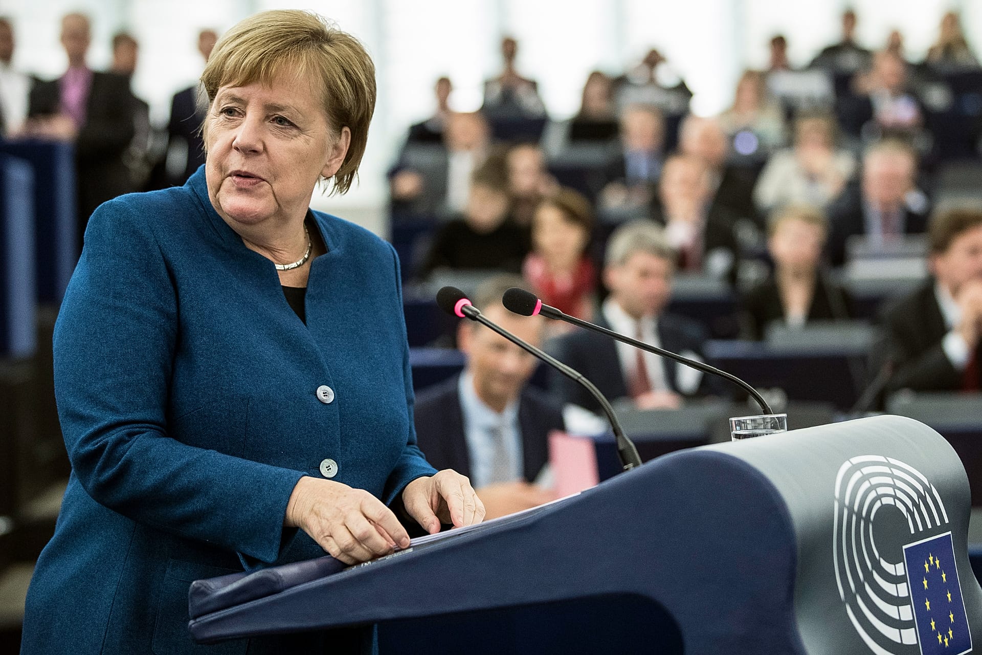 EU würdigt Merkel als politischen Anker des liberalen Europas in Zeiten ...