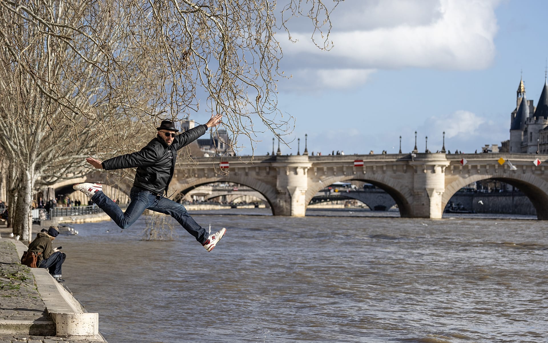 Pont Neuf volta a ser arte e é transformada numa caverna | Euronews