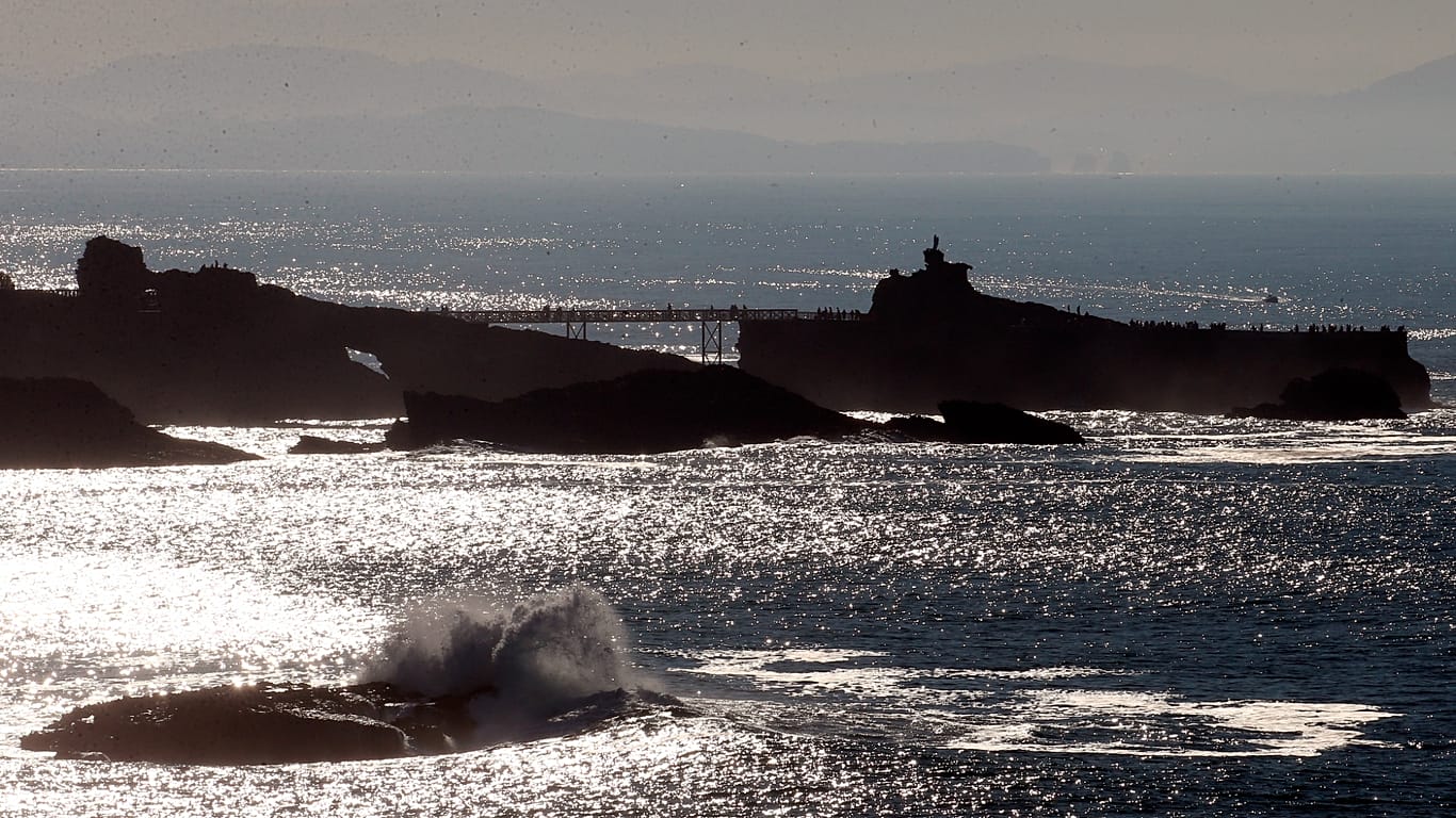 Two swimmers killed as French authorities warn of deadly riptides ...