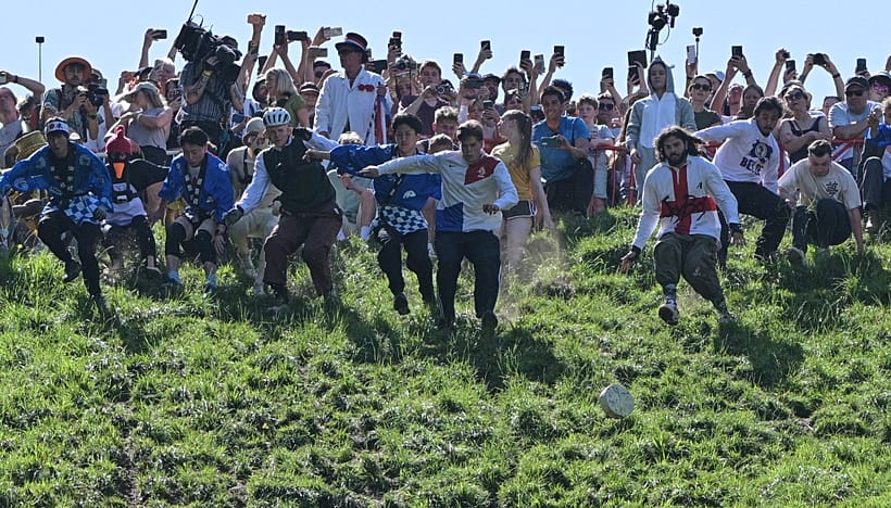 Video. Regno Unito: la secolare corsa del formaggio a Brockworth attira ...
