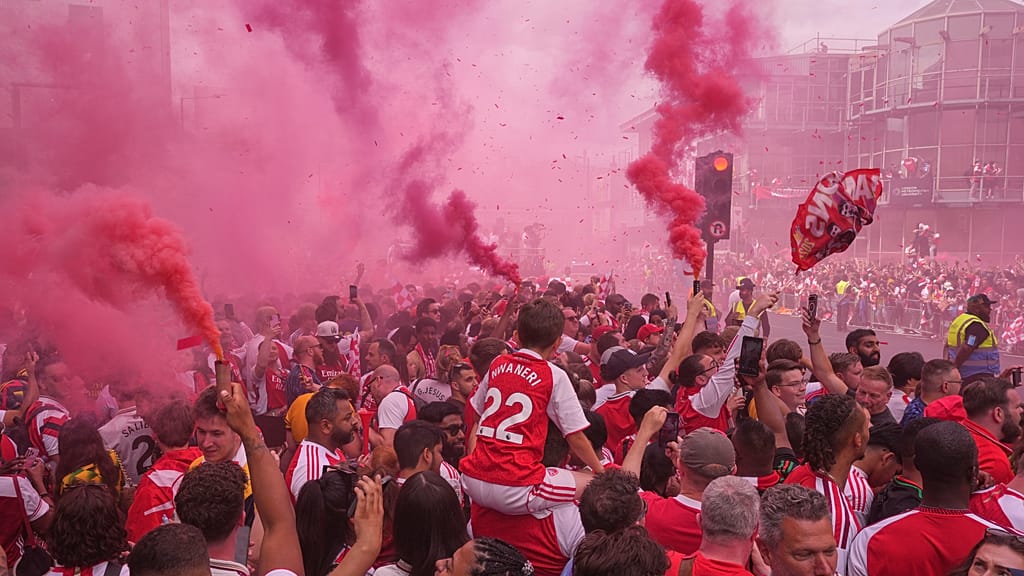Video. Arsenal fans pack London streets for victory parade | Euronews