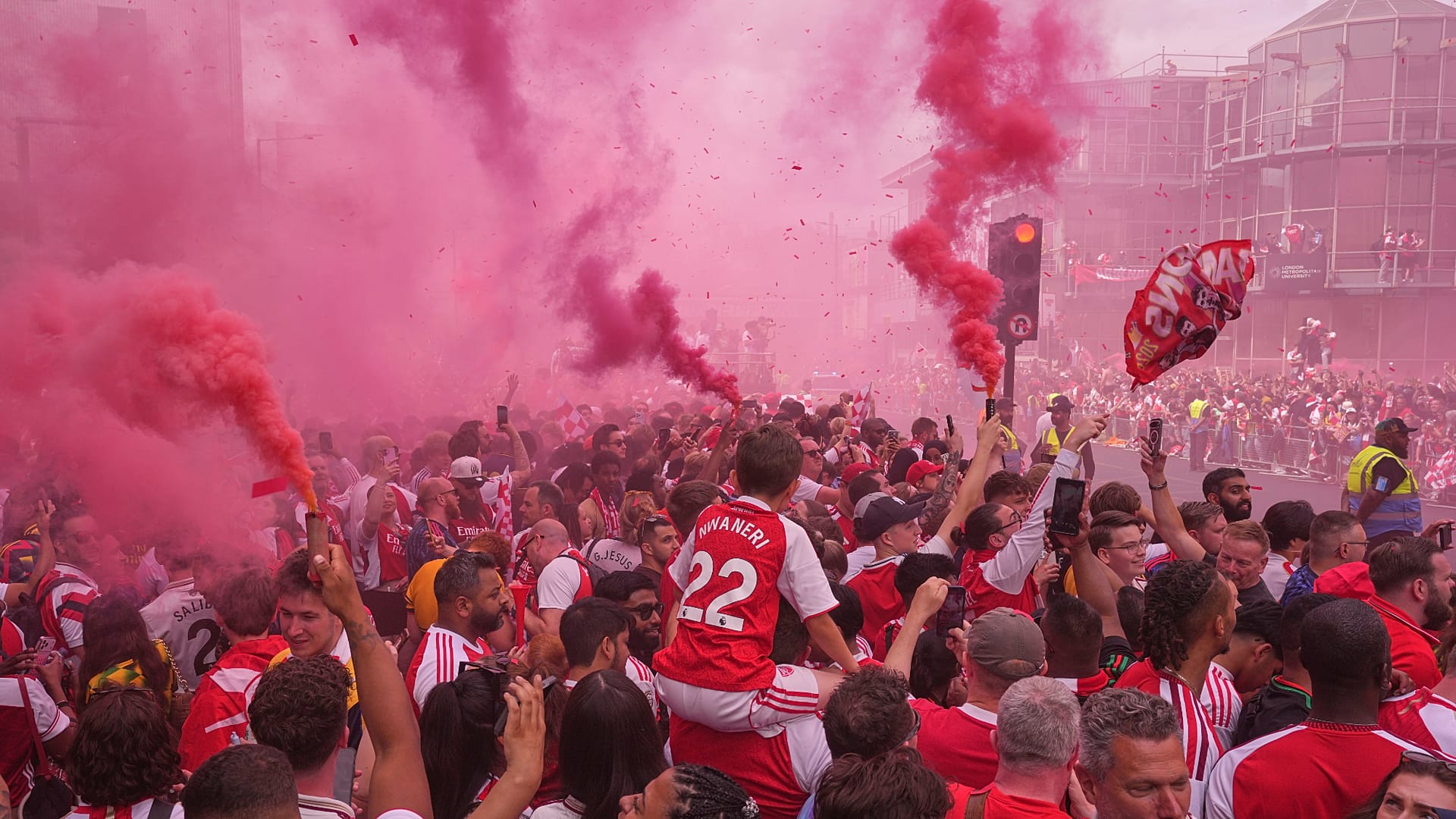 Video. Arsenal fans pack London streets for victory parade | Euronews