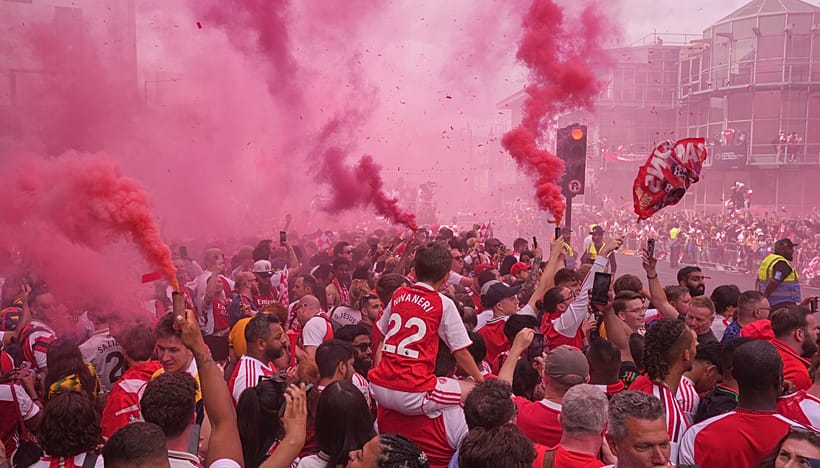 Video. Arsenal fans pack London streets for victory parade | Euronews