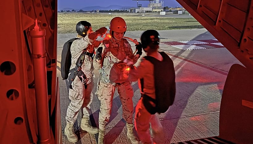 Vídeo. La futura reina de España se lanza en paracaídas en plena noche ...