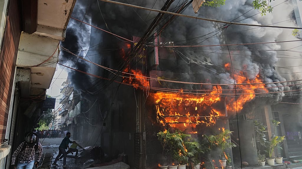 Video. Fire tears through New Delhi building, killing at least 18 ...