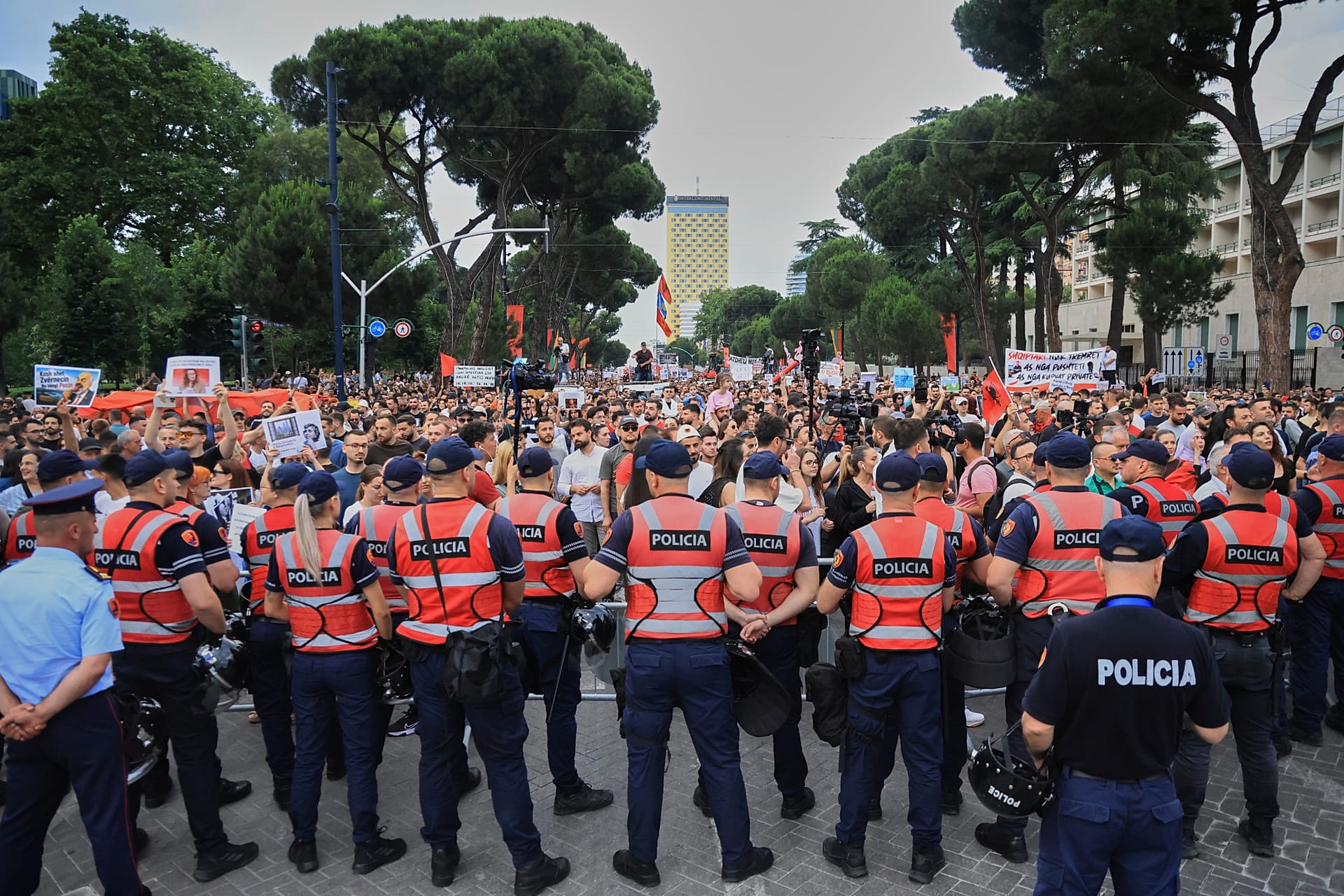 Albania, terzo giorno di proteste contro il resort legato alla famiglia ...