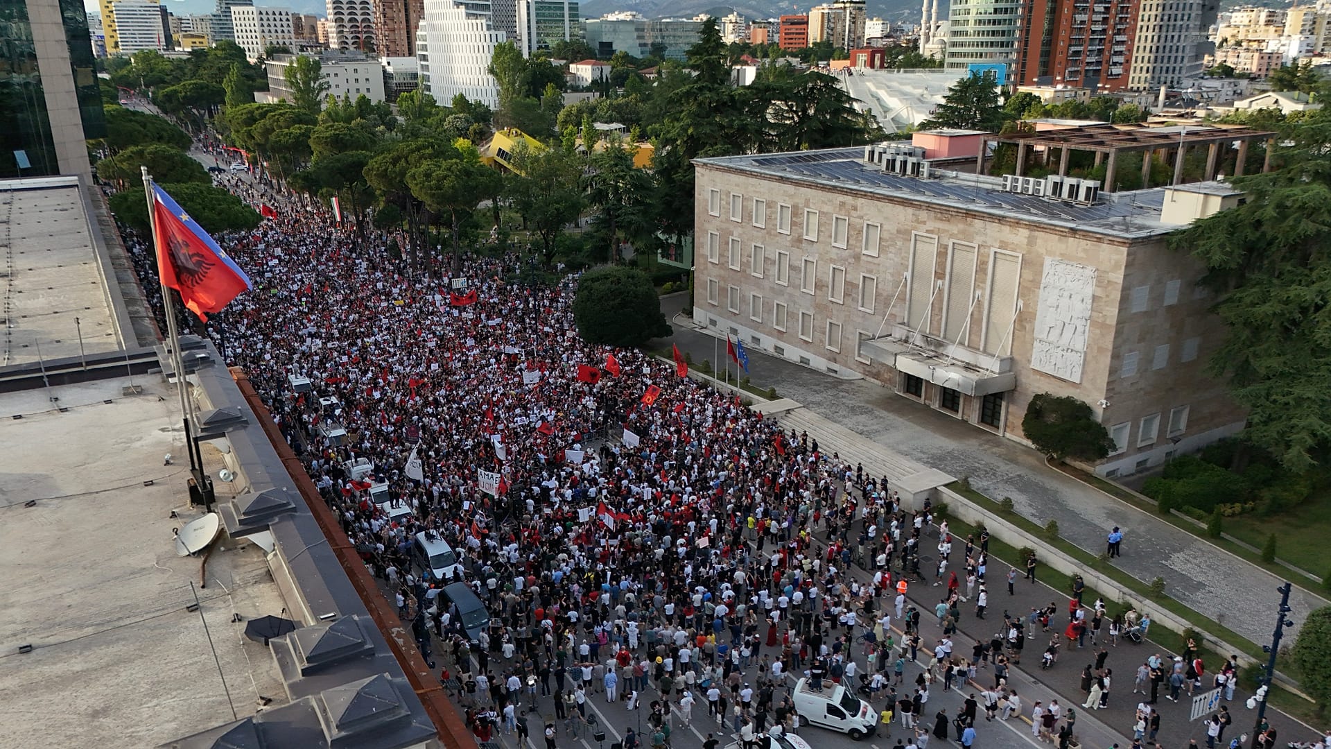 Albanie : des milliers de manifestants réclament la démission du ...