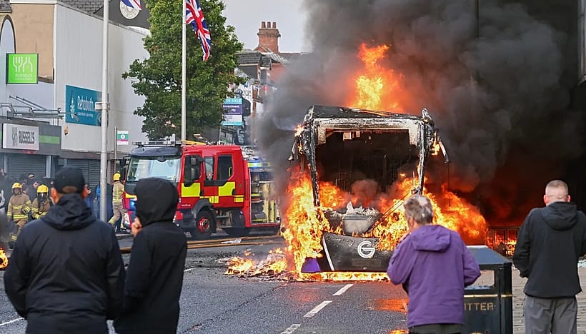 Video. Vehicles set ablaze as protests erupt in Belfast following ...