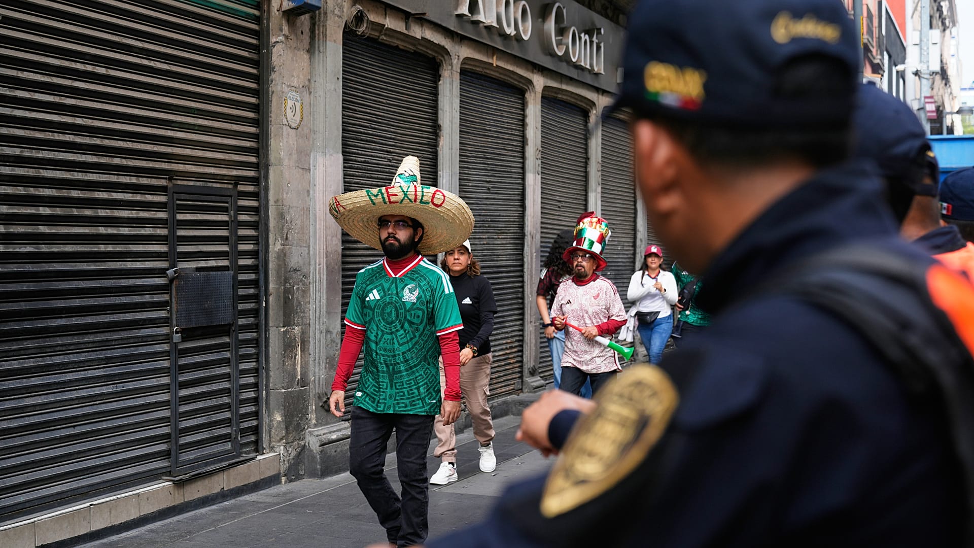 Videók. Szurkolók lepik el a Mexico City Stadiont a világbajnokság ...