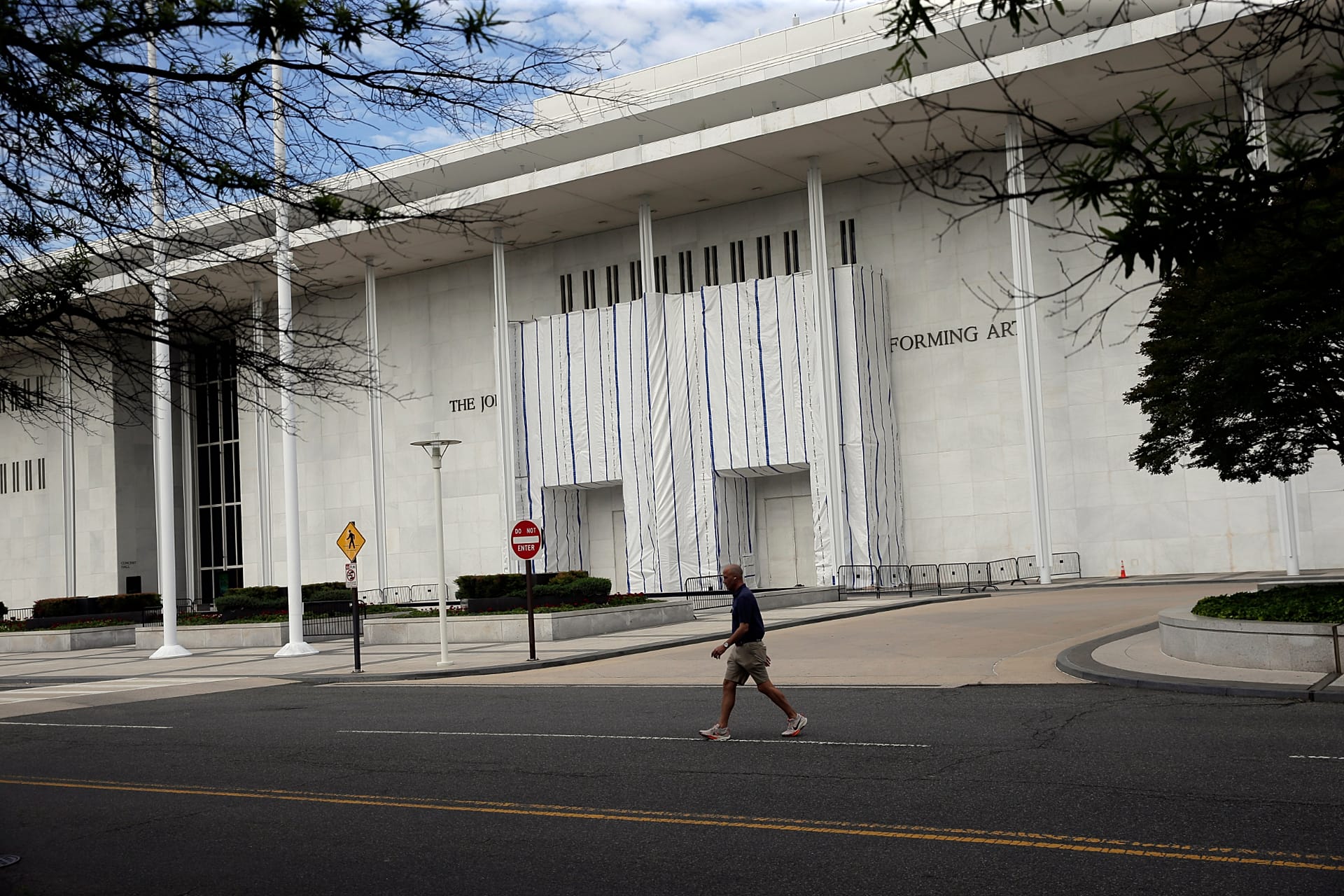“Snowflake”: Trump copre con teli il Kennedy Center e scatena critiche ...