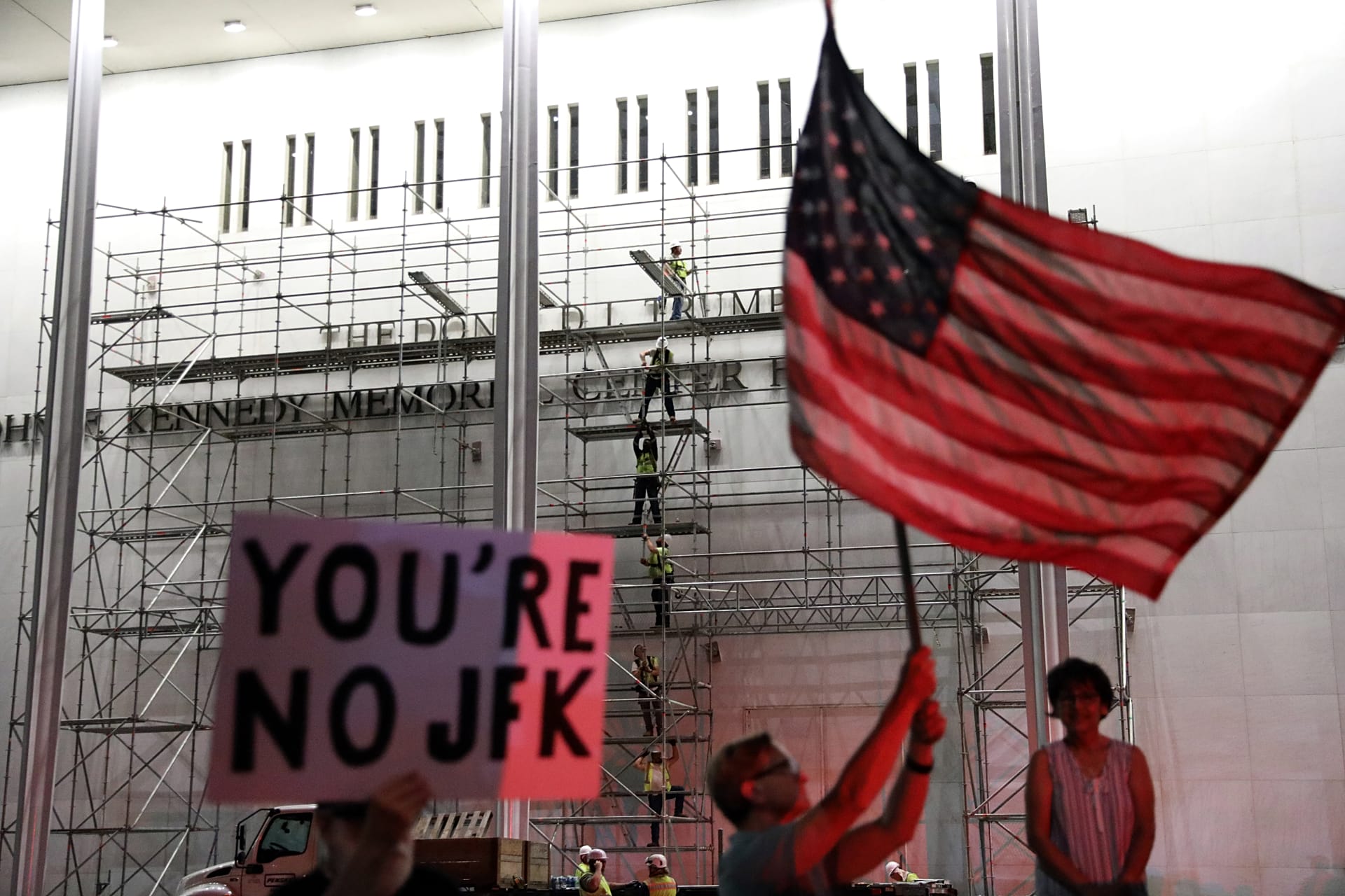 “Snowflake”: Trump copre con teli il Kennedy Center e scatena critiche ...