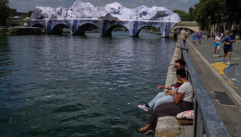 Video. Crowds flock to JR's giant cave installation on Paris' Pont Neuf ...