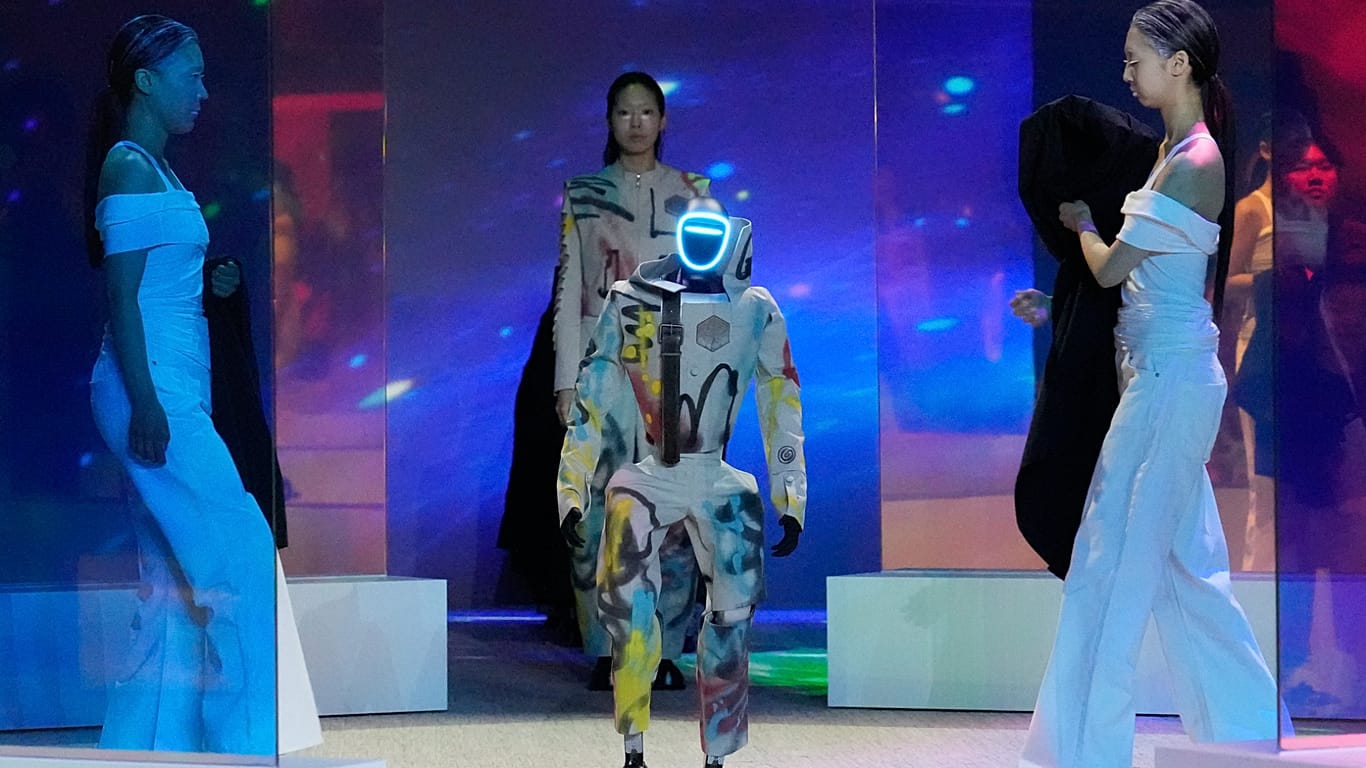Video. Robot umanoidi sfilano con le modelle a una sfilata di moda a ...